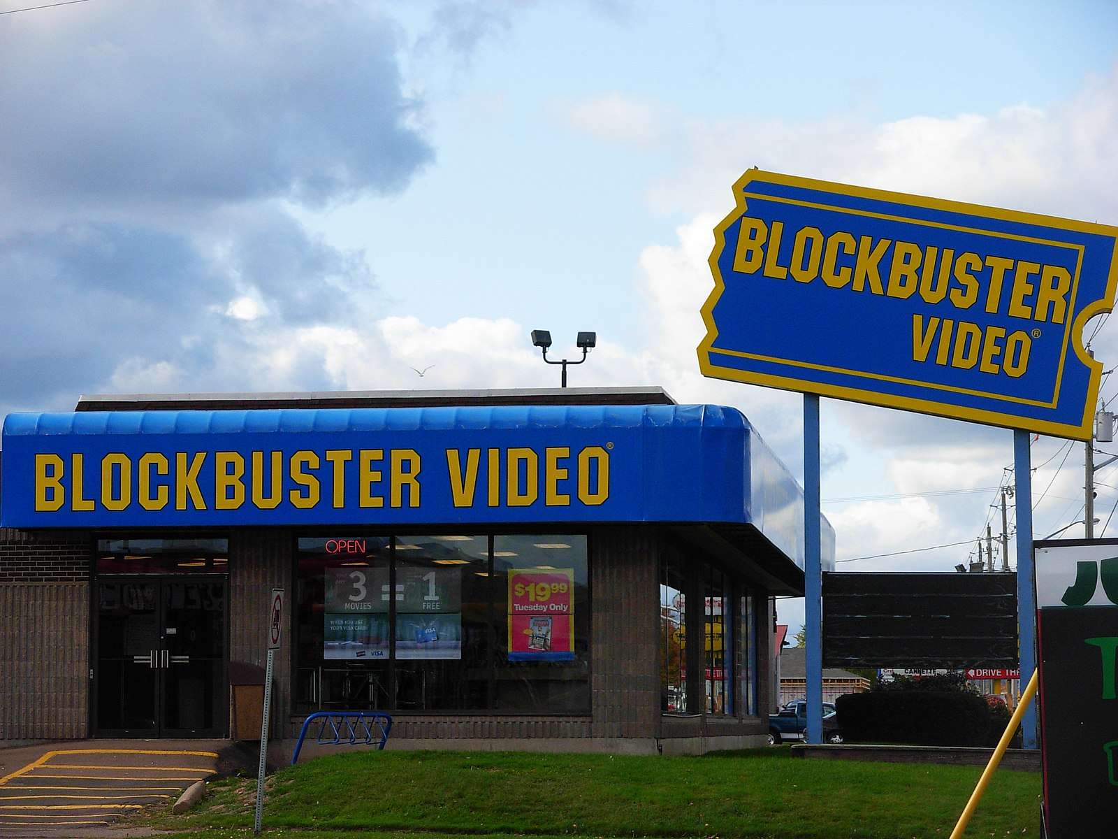 Lessons from the Rise of Netflix and the Fall of Blockbuster - FEE